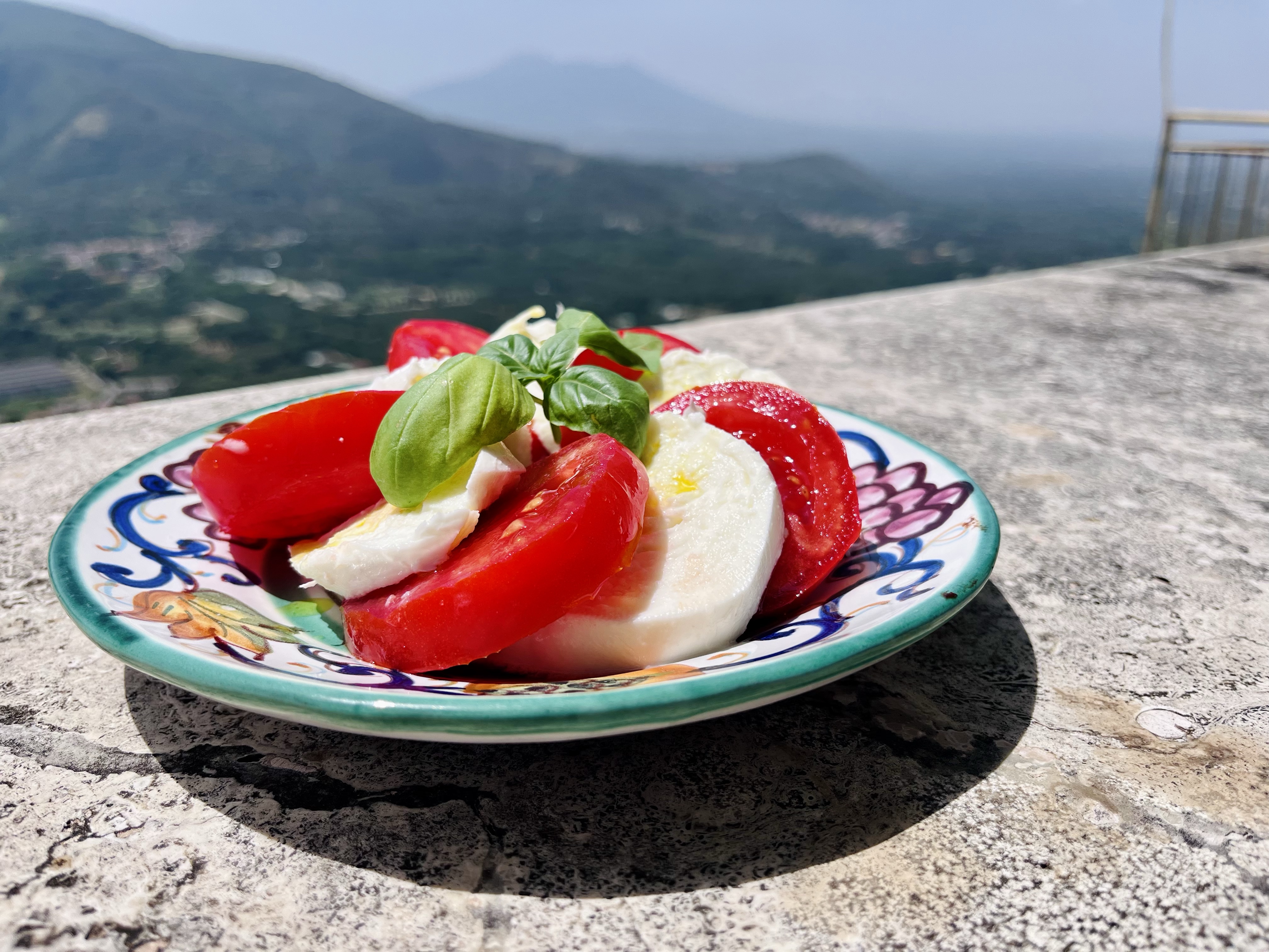 Insalata caprese eli tomaattia ja mozzarellaa – Nälkä